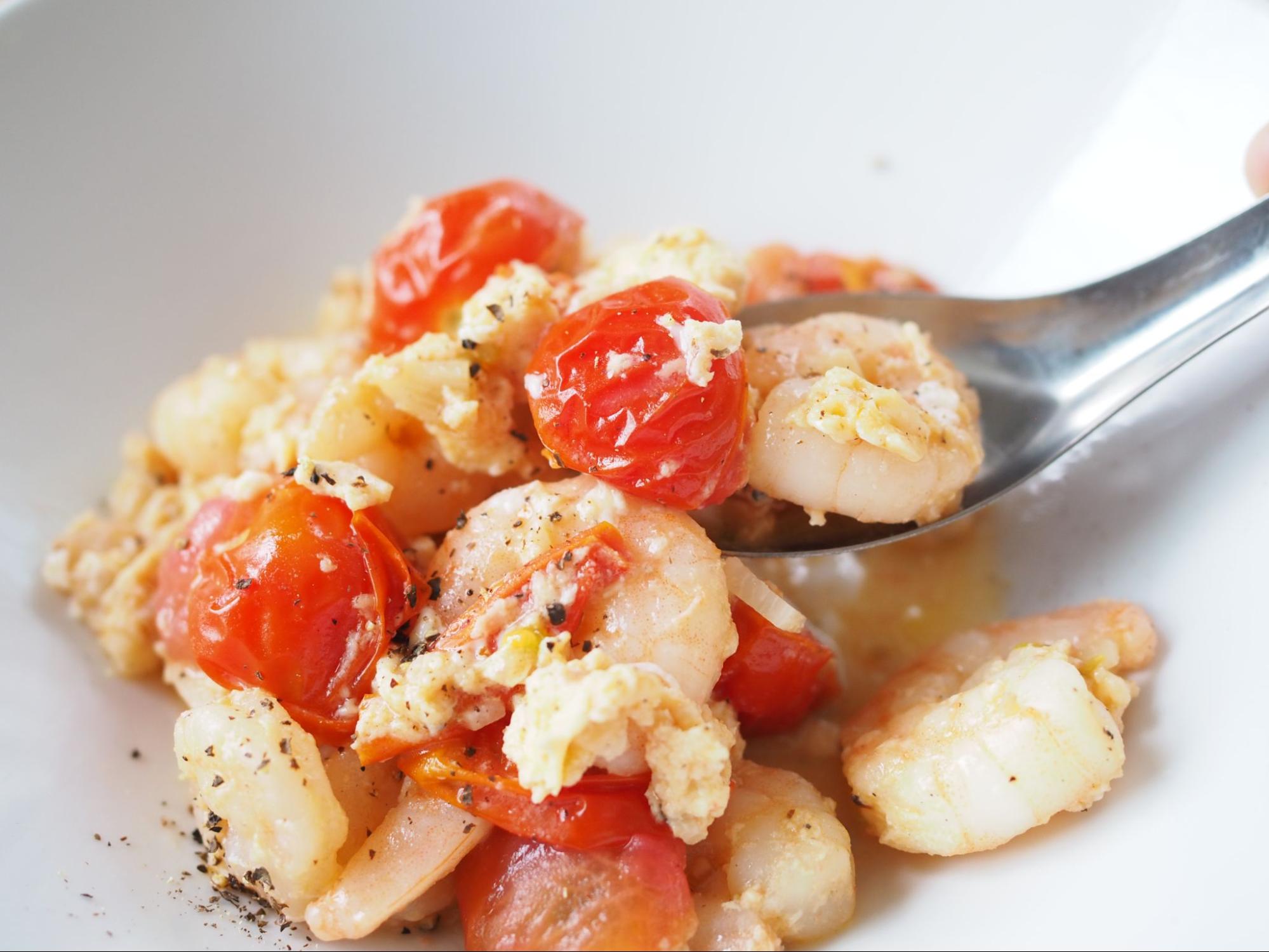 おつまみにも「あと一品」のおかずにも！「エビとプチトマトのガーリック卵炒め」 | ランドリーボックス