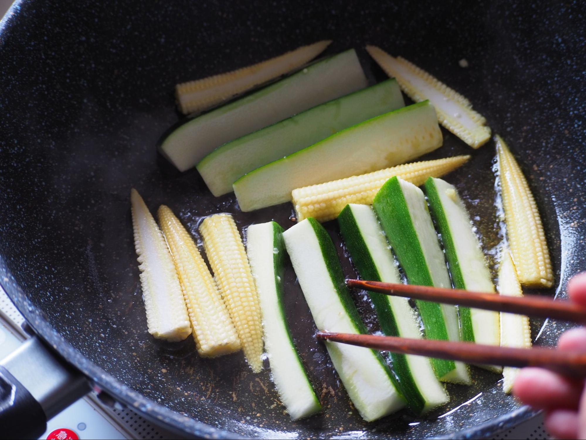 旬の野菜でごちそうサラダはいかが？ ズッキーニとヤングコーンのモロッカングリルサラダ | ランドリーボックス