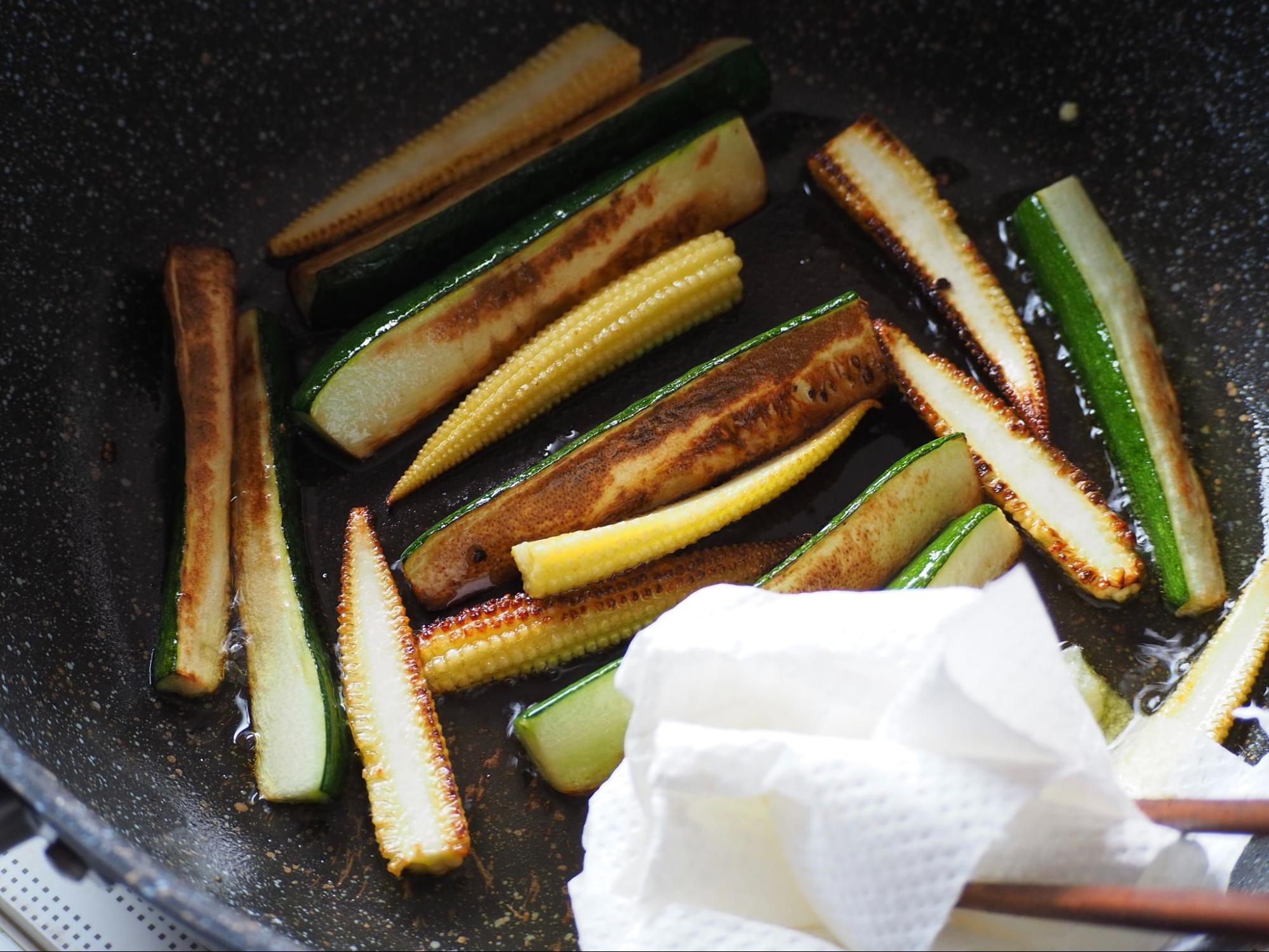 旬の野菜でごちそうサラダはいかが？ ズッキーニとヤングコーンのモロッカングリルサラダ | ランドリーボックス