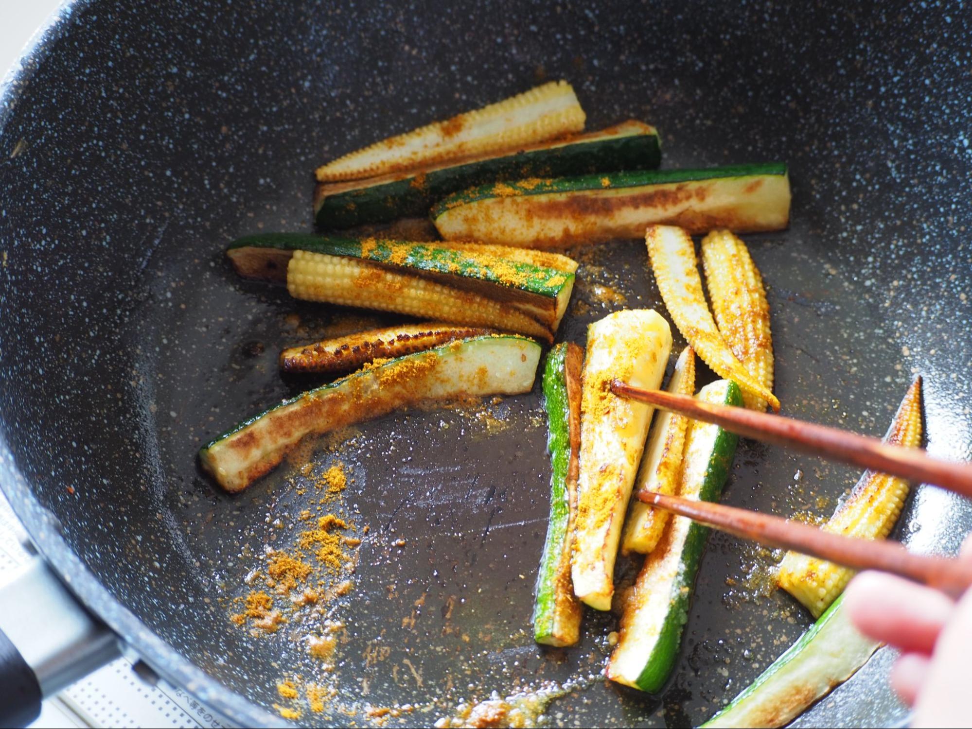 旬の野菜でごちそうサラダはいかが？ ズッキーニとヤングコーンのモロッカングリルサラダ | ランドリーボックス