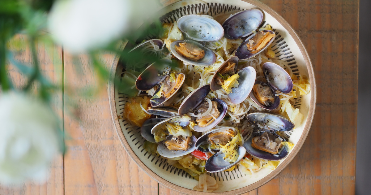 【簡単レシピ】媚薬効果が期待できる。旬のアサリと春キャベツの蒸しビーフン | ランドリーボックス