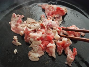 【簡単レシピ】夏バテにも トウモロコシと豚肉のポン酢焼きそば | ランドリーボックス