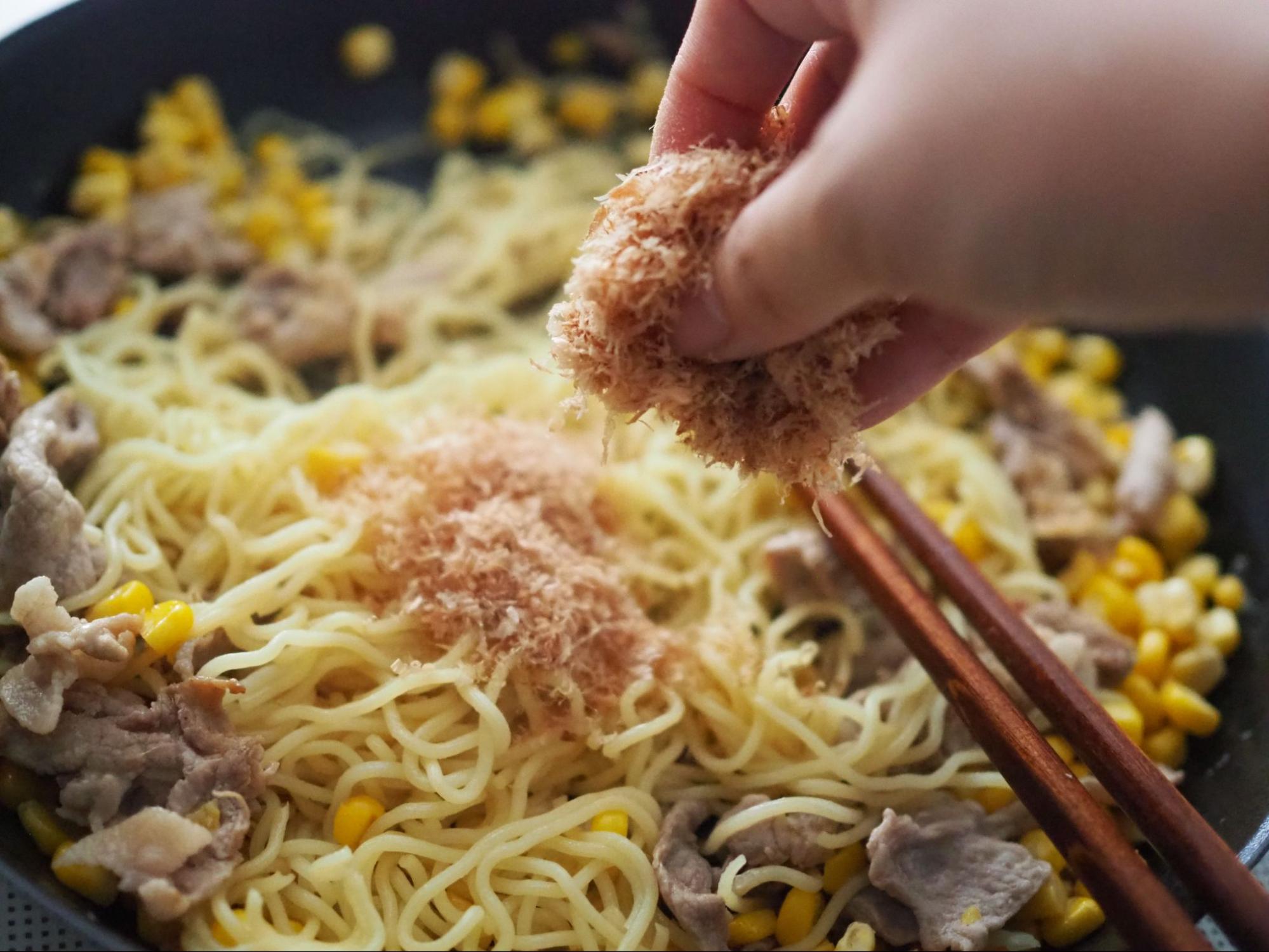 【簡単レシピ】夏バテにも トウモロコシと豚肉のポン酢焼きそば | ランドリーボックス