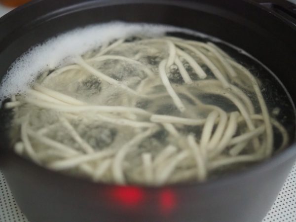 【簡単レシピ】食物繊維たっぷり「きのことごぼうの卵とじうどん」であったまる | ランドリーボックス