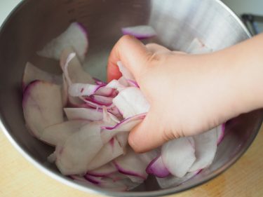 【簡単レシピ】食卓にもう一品「カブと伊予柑と生ハムのサラダ」作り置きも | ランドリーボックス