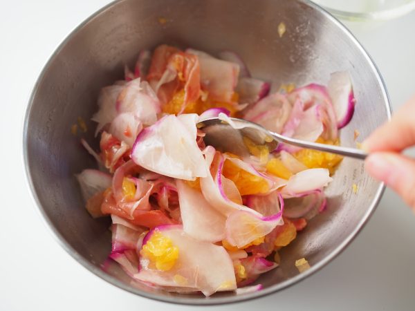 【簡単レシピ】食卓にもう一品「カブと伊予柑と生ハムのサラダ」作り置きも | ランドリーボックス