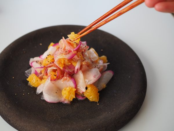 【簡単レシピ】食卓にもう一品「カブと伊予柑と生ハムのサラダ」作り置きも | ランドリーボックス