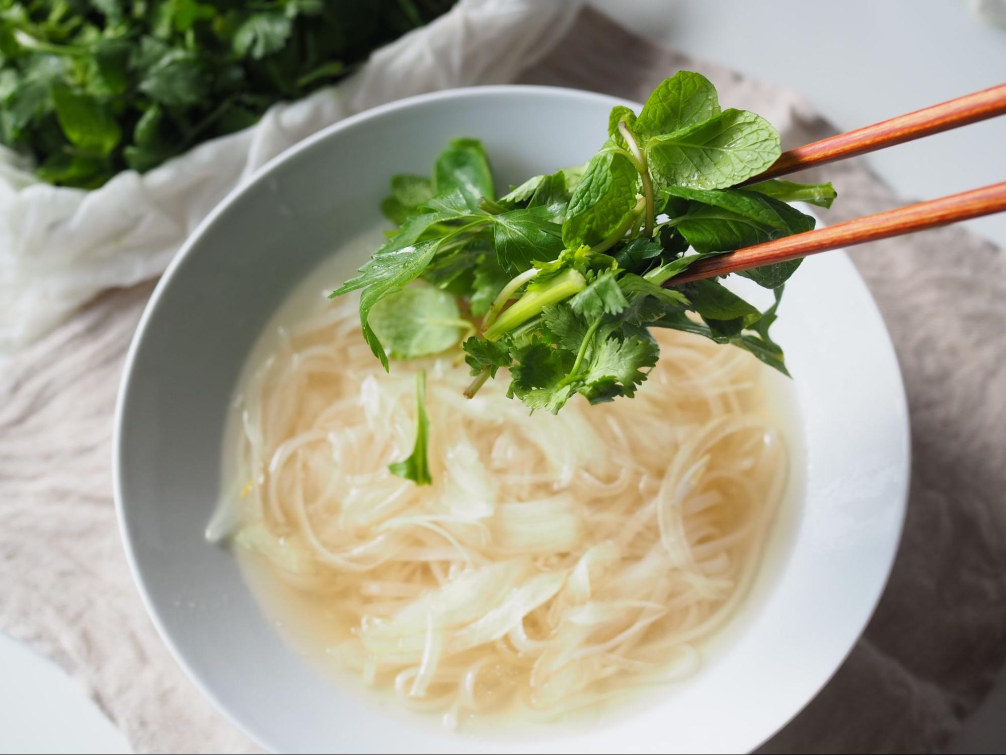 【簡単レシピ】パクチー香る「塩麹のあったか鶏肉フォー」 | ランドリーボックス