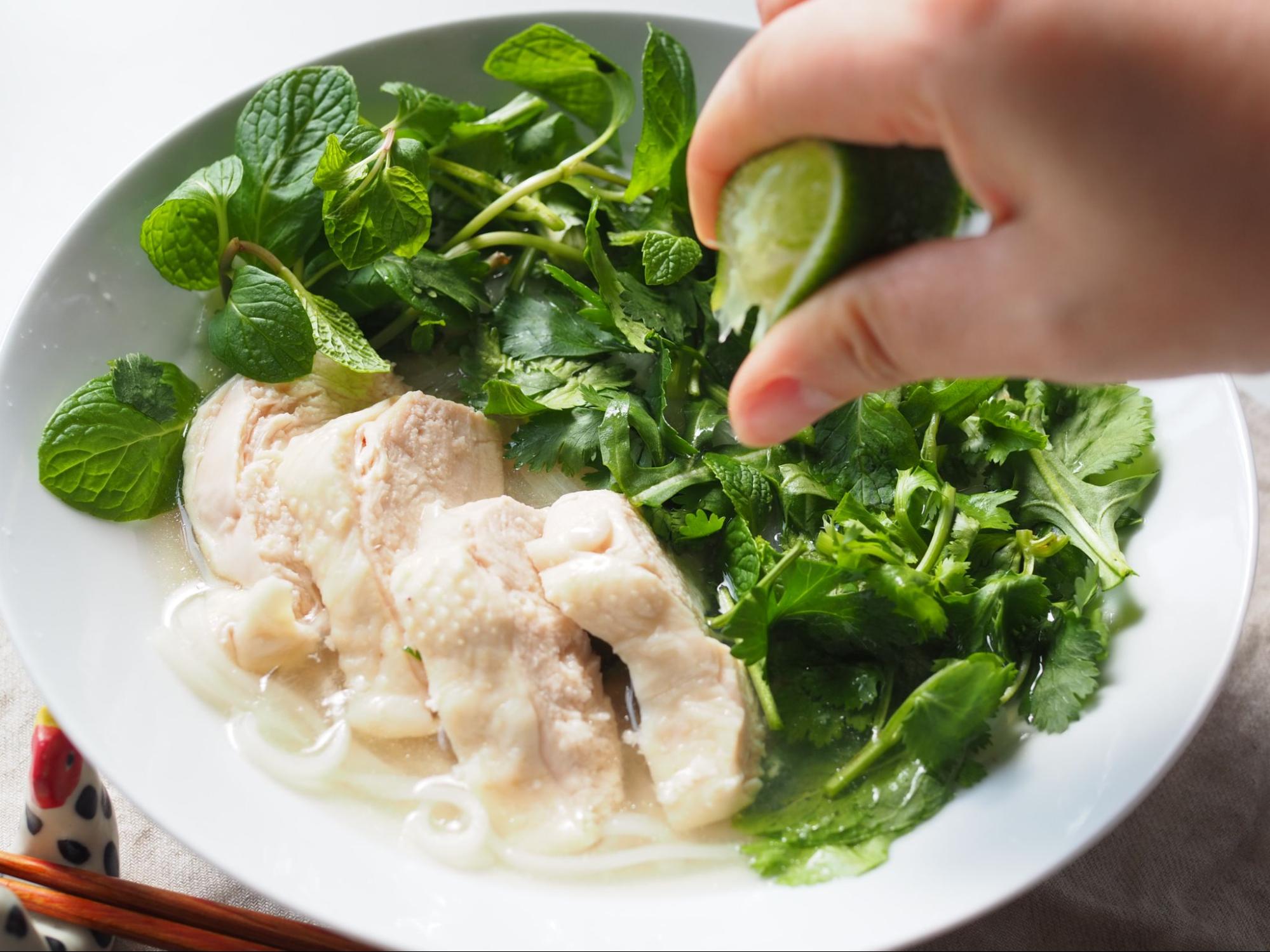 【簡単レシピ】パクチー香る「塩麹のあったか鶏肉フォー」 | ランドリーボックス